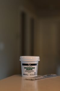 How to Spackle: A Complete Guide for Your Home | SawsHub