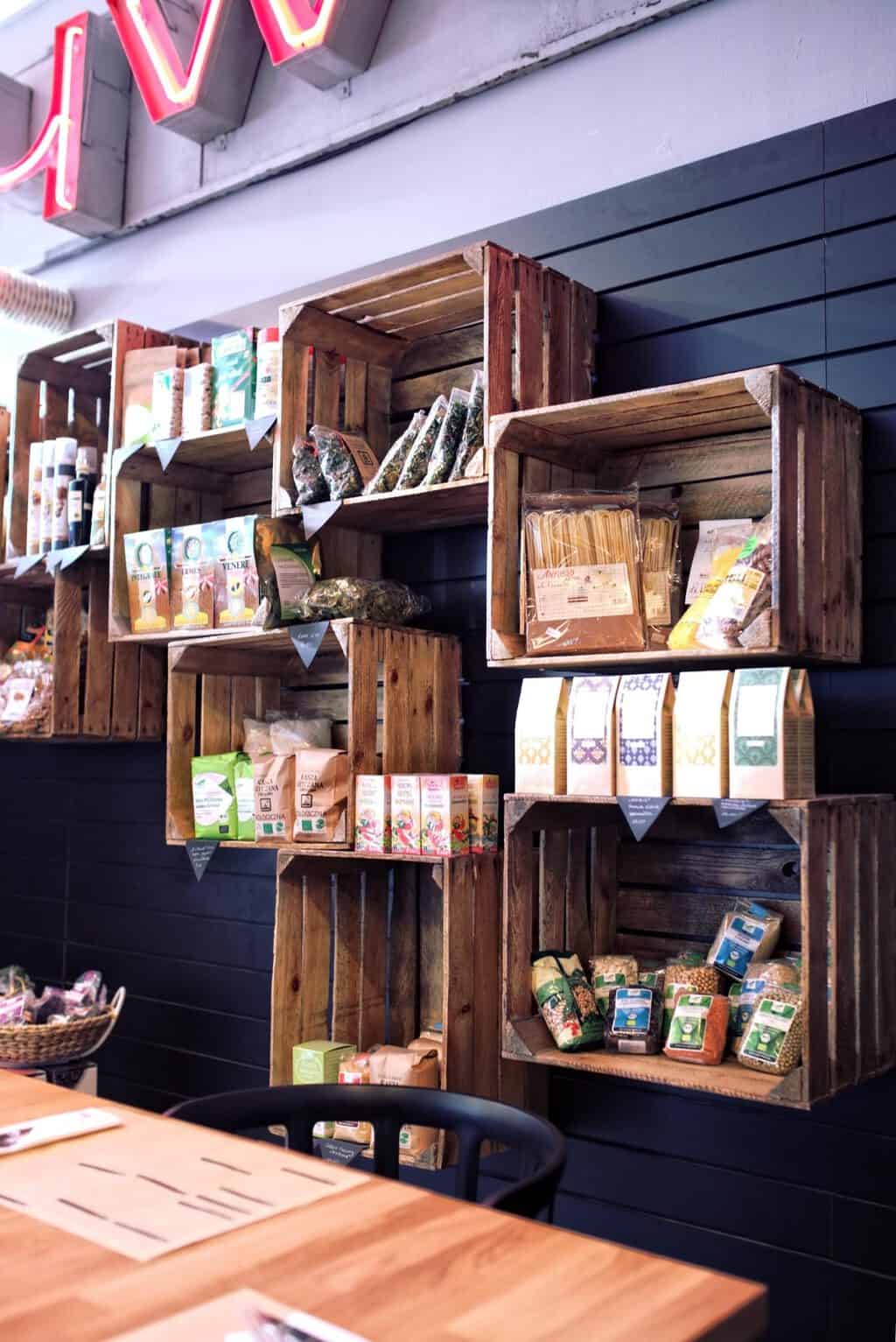 30 Fast, Simple, and Stylish Ideas for DIY Pallet Shelves | SawsHub