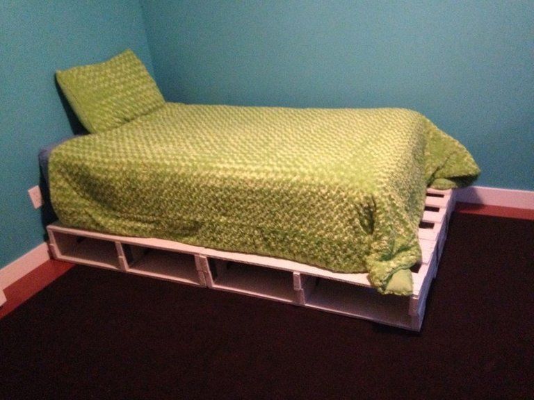 23 Inexpensive DIY Pallet Beds You Can Build From Scratch | SawsHub