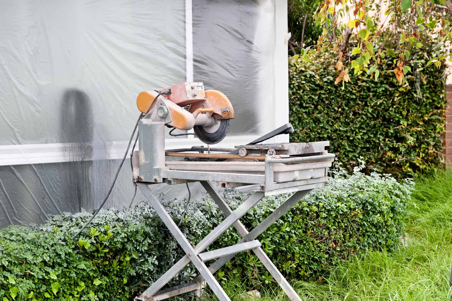 How to Use a Tile Saw [The Accurate and Safe Way] | SawsHub