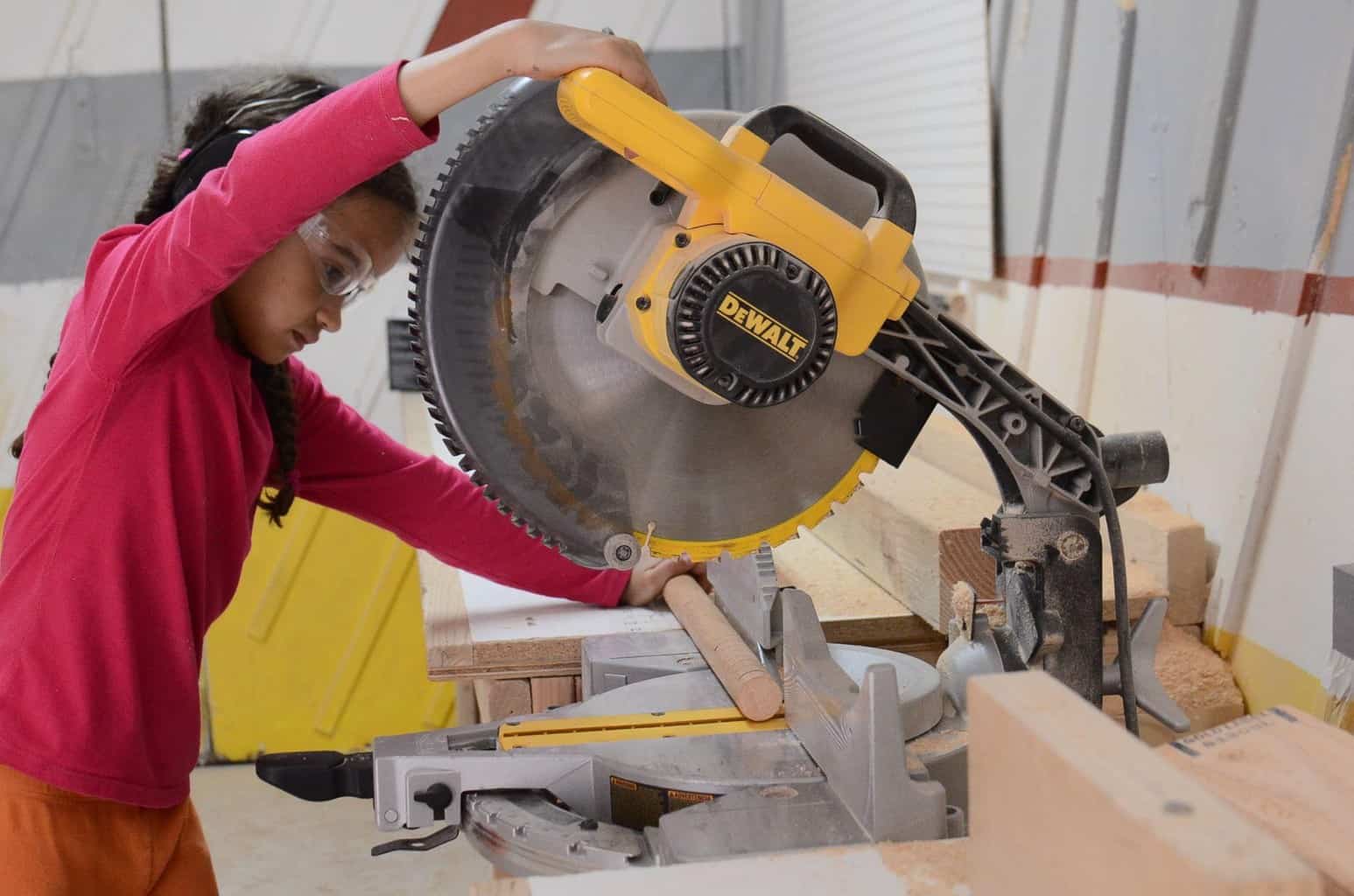 How To Cut A 15 Degree Angle on A Miter Saw | SawsHub